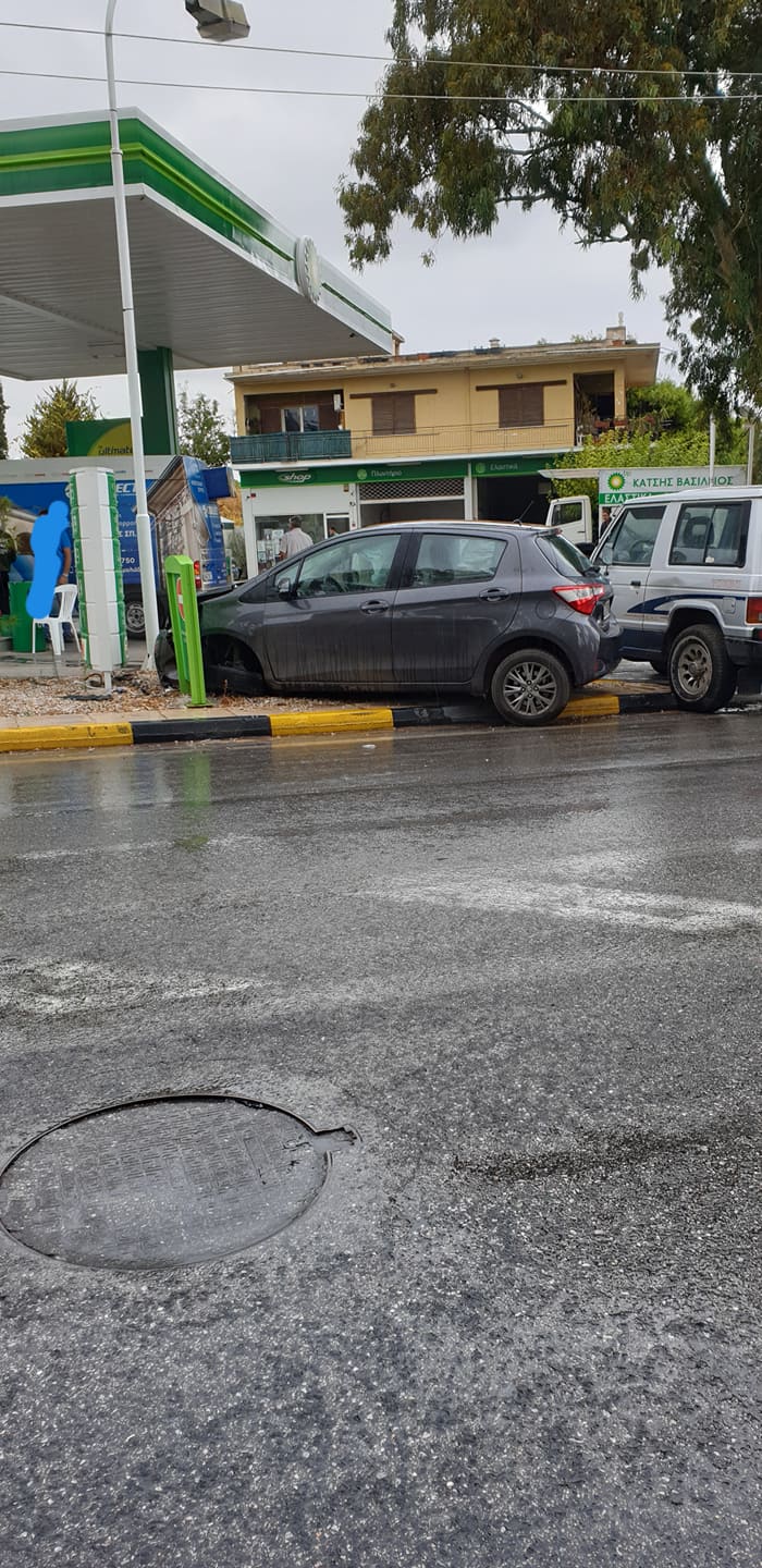 Προσοχή : Τρακάρισμα στην λεωφόρο Καραμανλή στην Αρτεμιδα