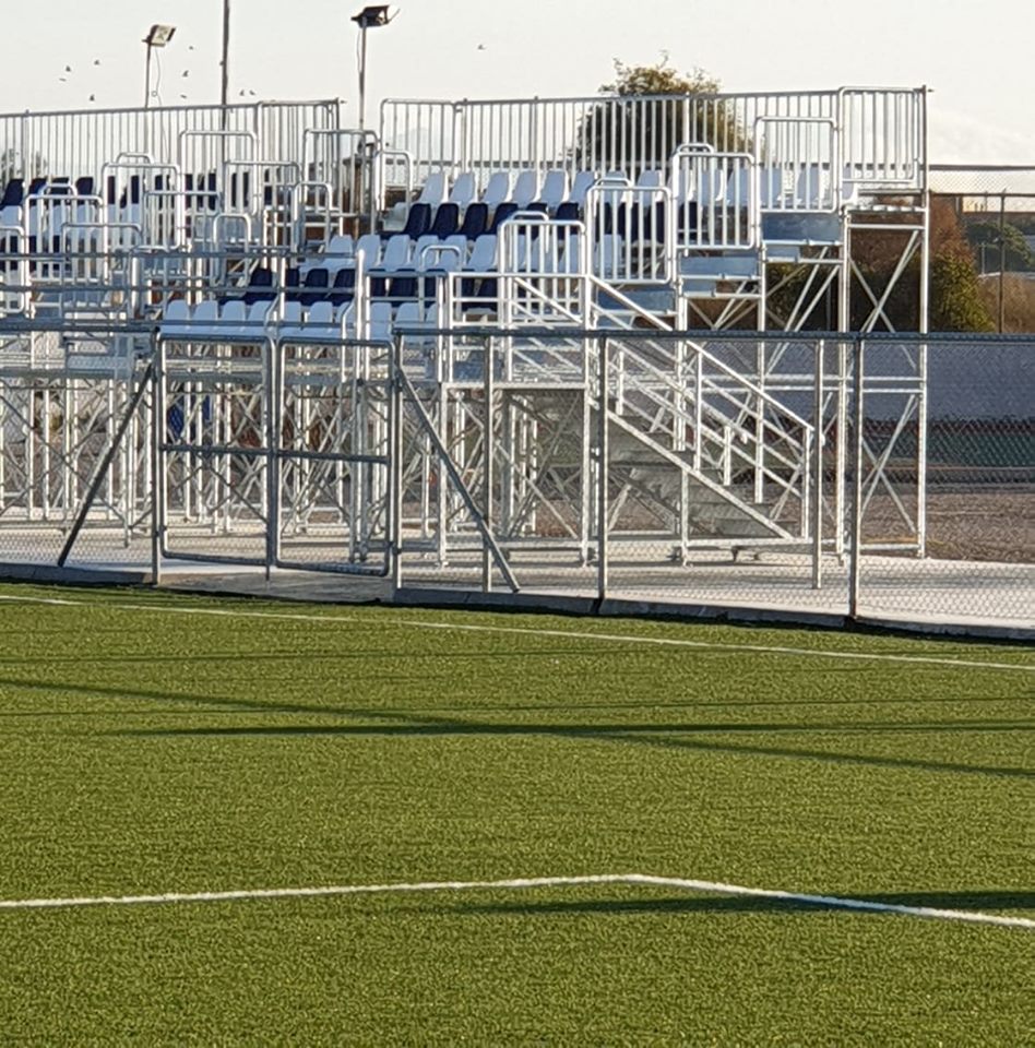 Έτοιμες οι εξέδρες στο γήπεδο της Αρτέμιδας