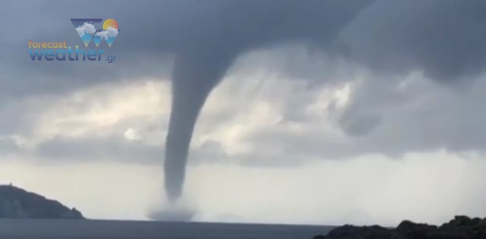Εντυπωσιακοί υδροστρόβιλοι σε δύο νησιά
