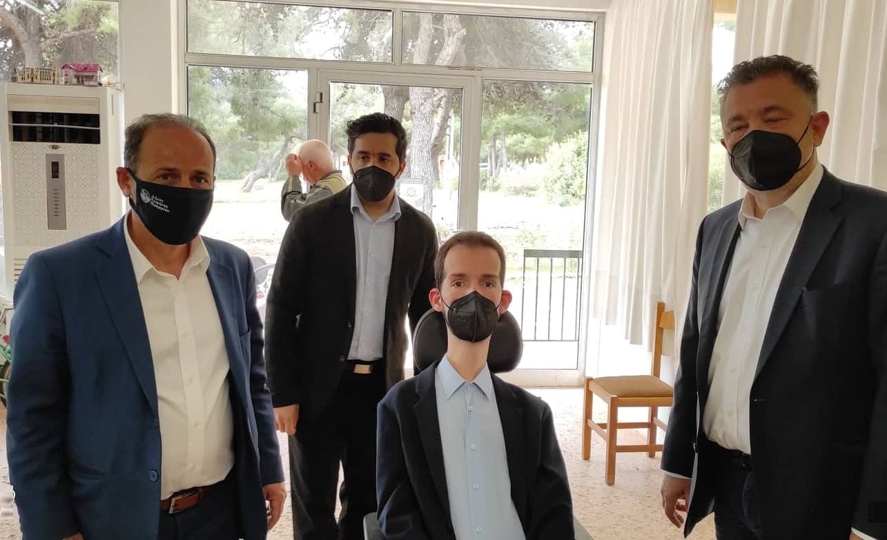 Ραφήνα: Επίσκεψη Κυμπουρόπουλου στους πρόσφυγες των κατασκηνώσεων Ζωγράφου