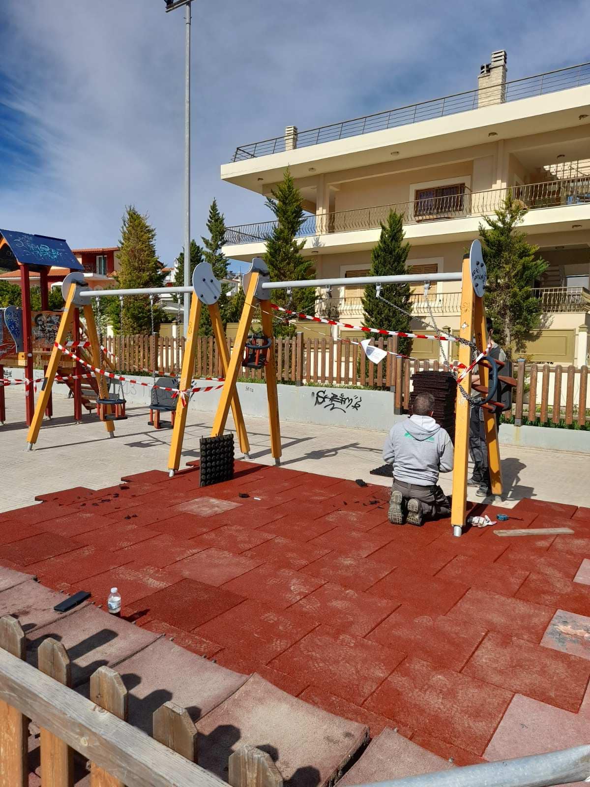 Εργασίες συντήρησης στην παιδική χαρά της Λ. Βραυρώνος