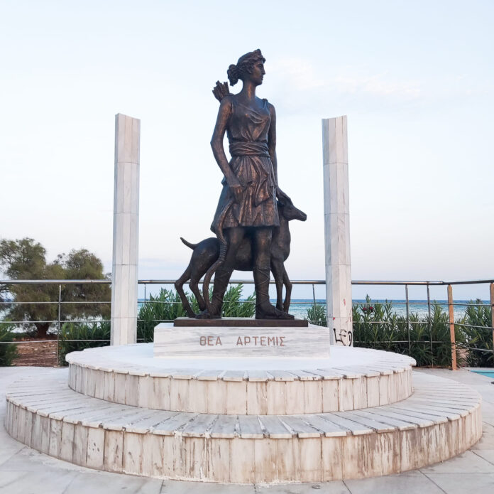 Άγαλμα της Αρτέμιδας δεσπόζει στην είσοδο της πόλης μας!