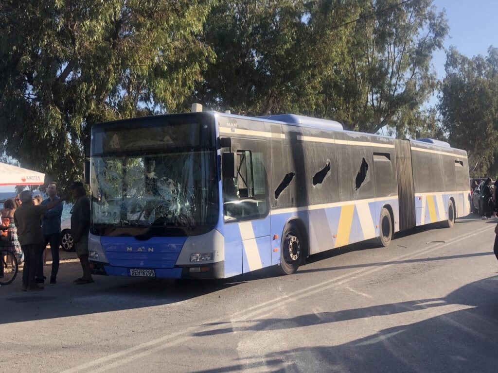Αρτέμιδα: Άνδρας έσπαγε τα τζάμια λεωφορείου και απειλούσε