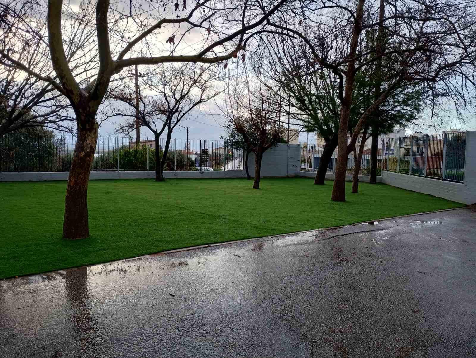 Σπάτα: Τοποθέτηση τεχνητού χλοοτάπητα νέας γενιάς στο προαύλιο του 3ου ...